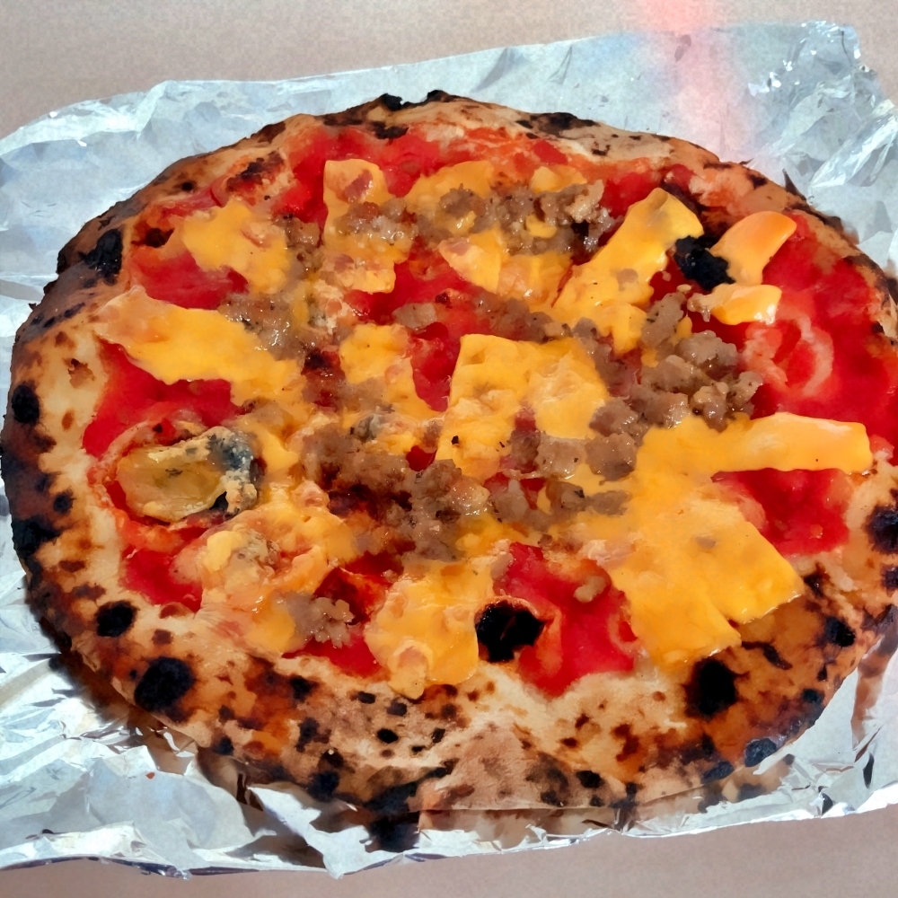 GAKUYA BURGER（ガクヤバーガー）ザッツピザとのコラボピッツァ[北堀江]: 大阪グルメバーガー・ハンバーガー巡り