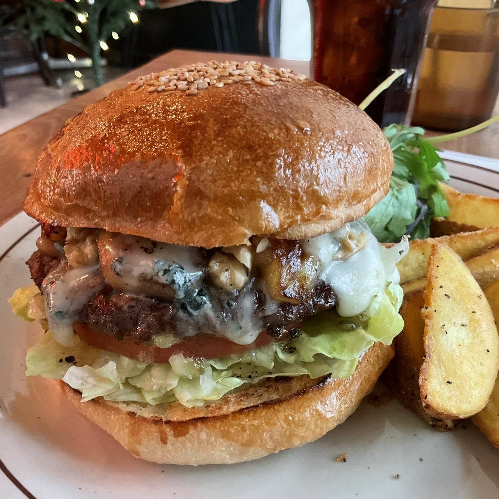 CRITTERS BURGER（クリッターズバーガー）の12月のマンスリーバーガー アップルゴルゴンゾーラチーズバーガー[四ツ橋]: 大阪 ...