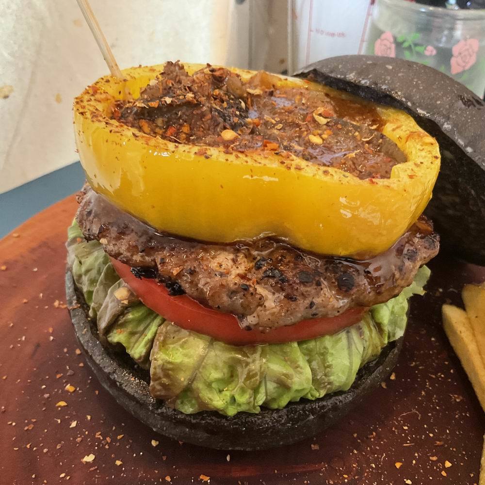 GAKUYA BURGER（ガクヤバーガー） 期間限定バーガー 自家製麻辣茄子楽屋式挟肉[北堀江]: 大阪グルメバーガー・ハンバーガー巡り