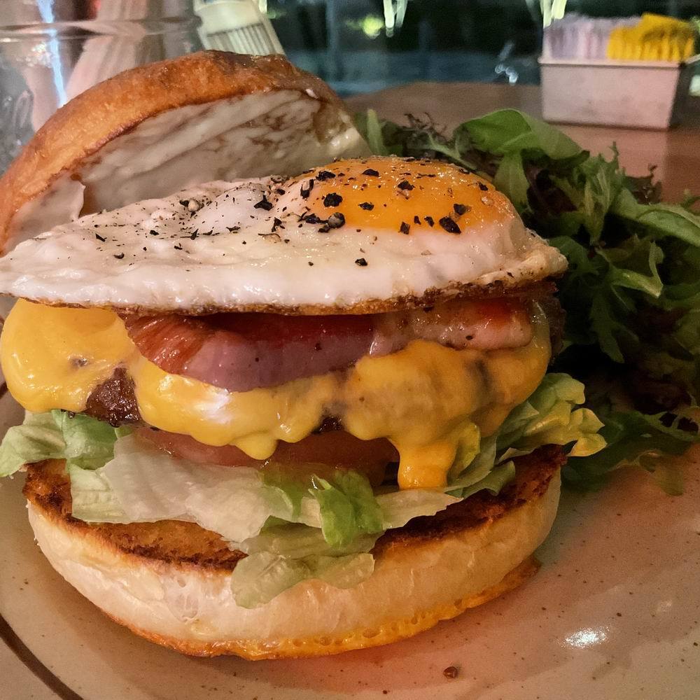 CRITTERS BURGER（クリッターズバーガー）の12月のマンスリーバーガー 厚切りベーコンチーズエッグバーガー[四ツ橋]: 大阪グルメ ...