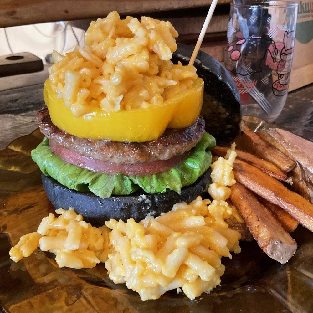 GAKUYA BURGER（ガクヤバーガー） 期間限定バーガー MACARONI & CHEESE Burger（マカロニチーズバーガー）[北堀江]: 大阪グルメバーガー・ハンバーガー巡り